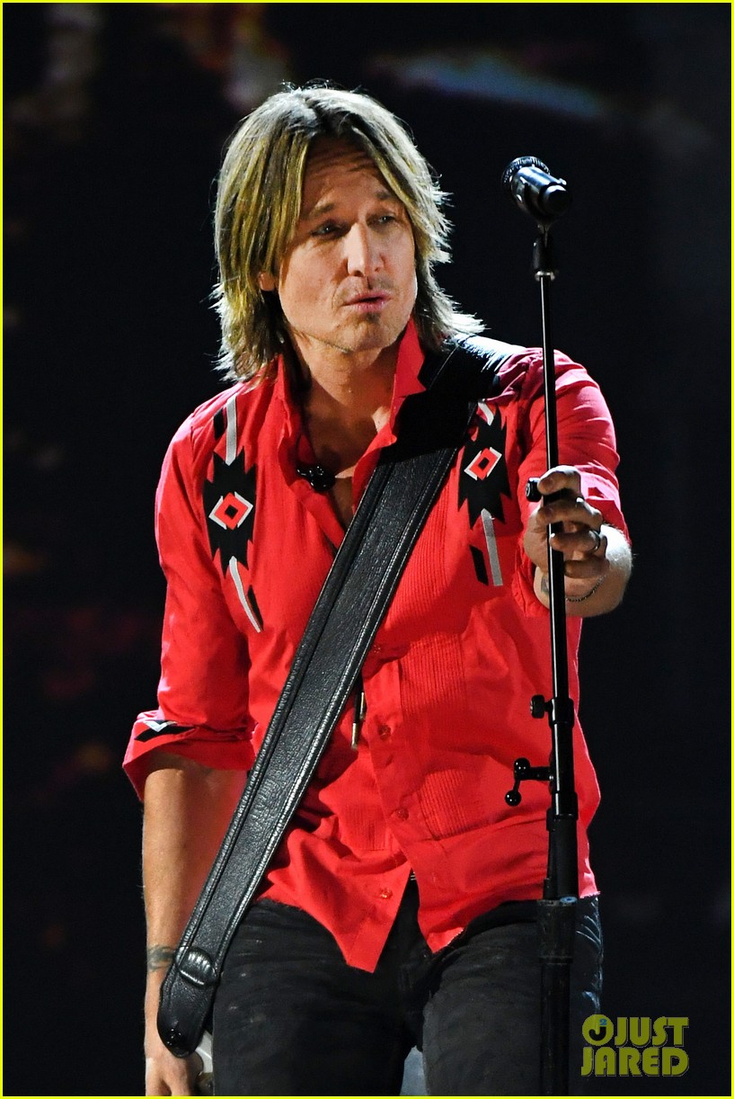 Keith Urban & Julia Michaels Perform 'Coming Home' at ACM Awards 2018 ...