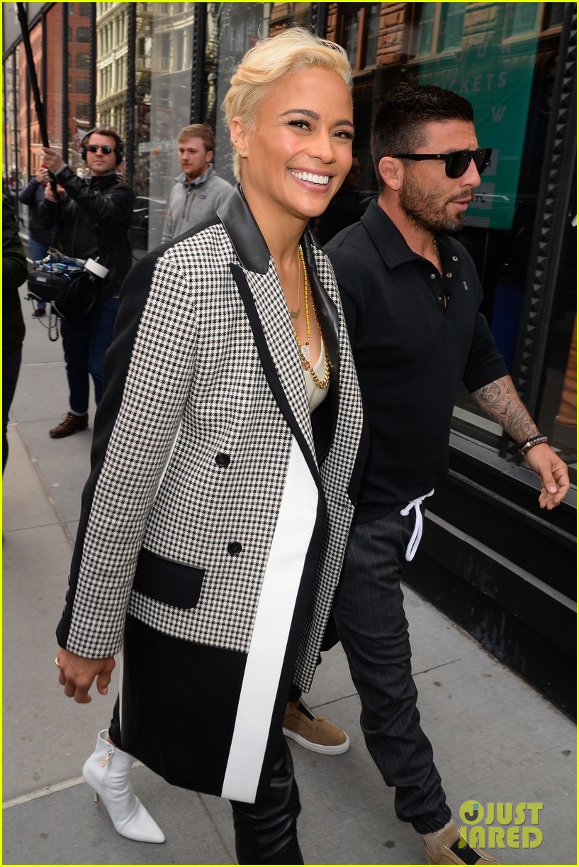 Paula Patton Holds Hands with Boyfriend, Whose Identity Has Been ...