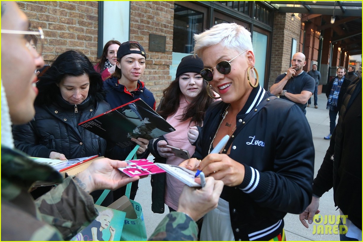 Pink Stops to Sign Autographs & Take Photos with Her Fans!: Photo ...