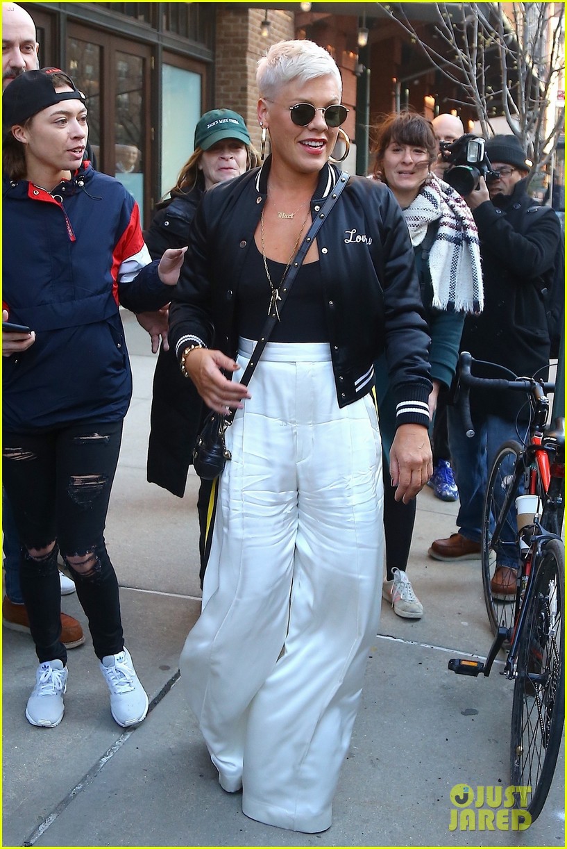 Pink Stops to Sign Autographs & Take Photos with Her Fans!: Photo ...