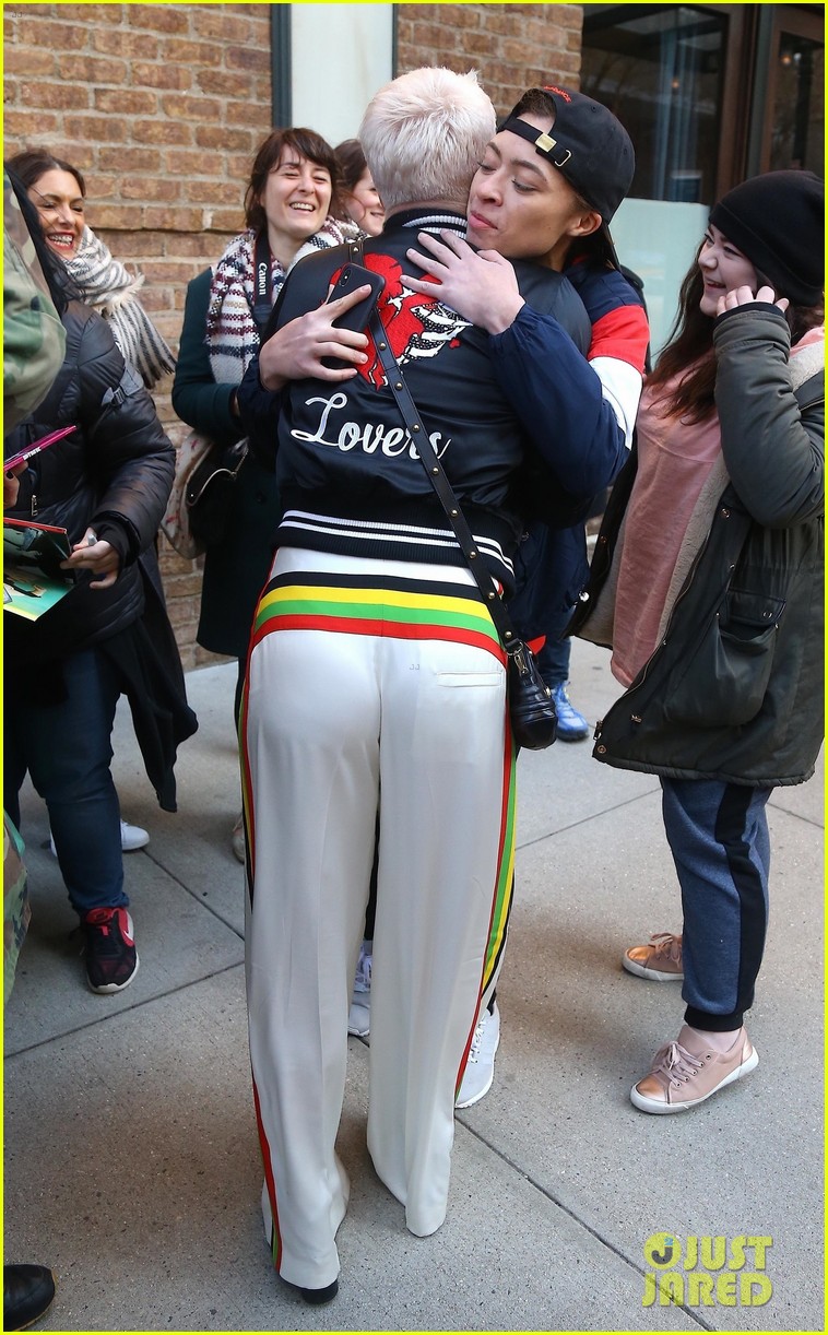 Pink Stops to Sign Autographs & Take Photos with Her Fans!: Photo ...