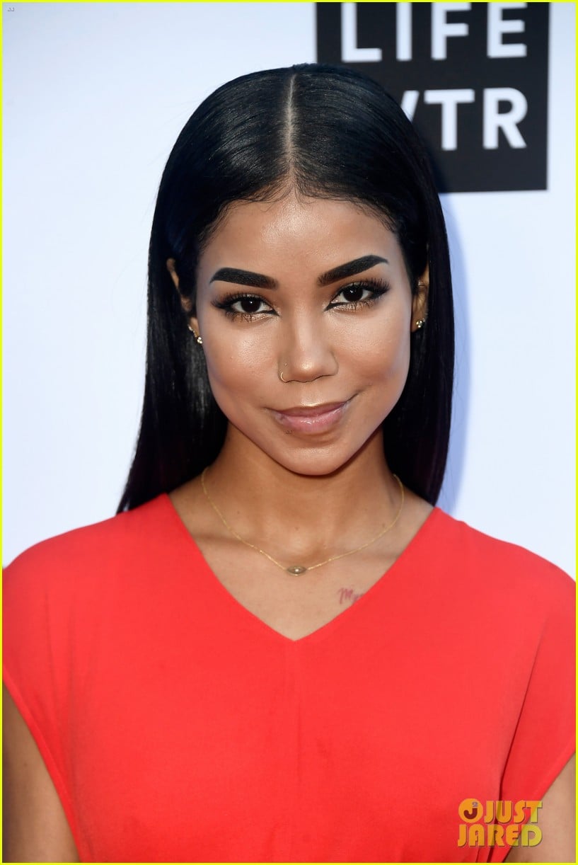 Emily Ratajkowski, Kiersey Clemons & More Step Out for Daily Front Row ...