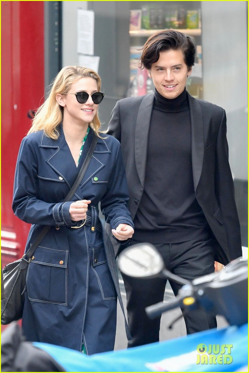 Cole Sprouse & Lili Reinhart Go Sightseeing with 'Riverdale' Cast in Paris: Photo 4059634 | Cole ...