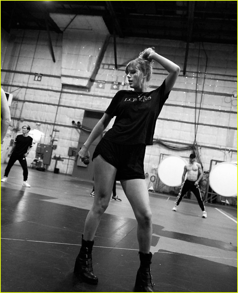 Taylor Swift Gives Update on the Massive 'reputation' Tour Stage: Photo ...