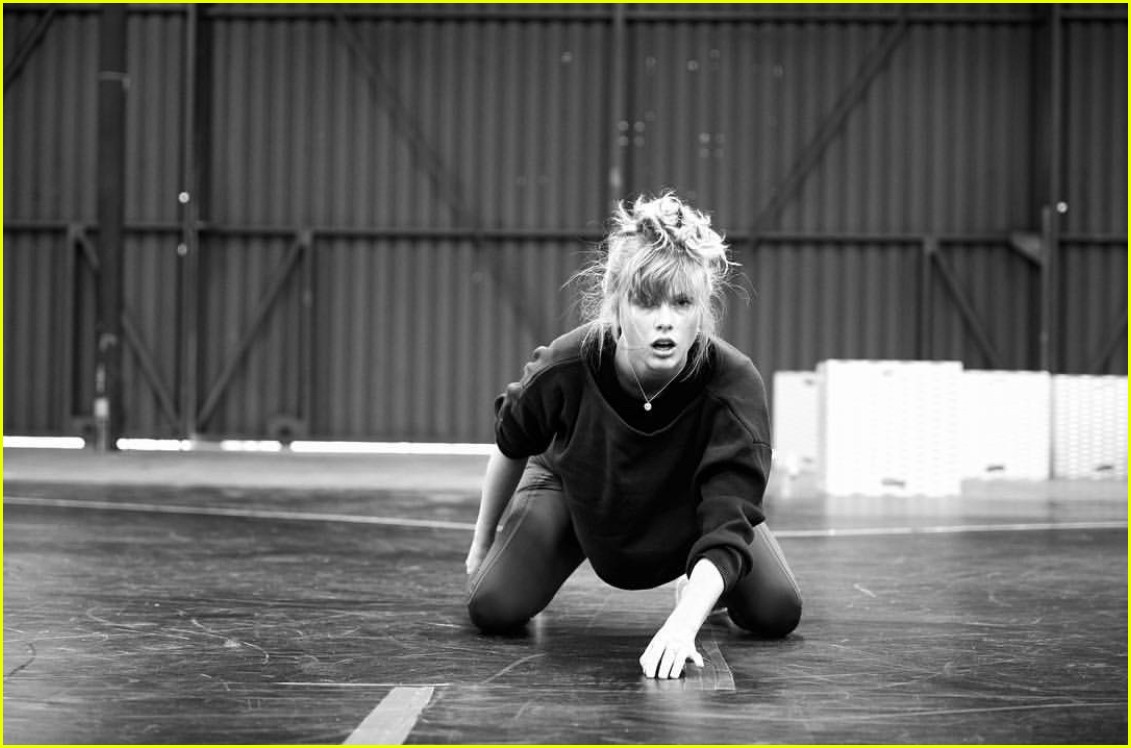 Taylor Swift Gives Update on the Massive 'reputation' Tour Stage: Photo ...