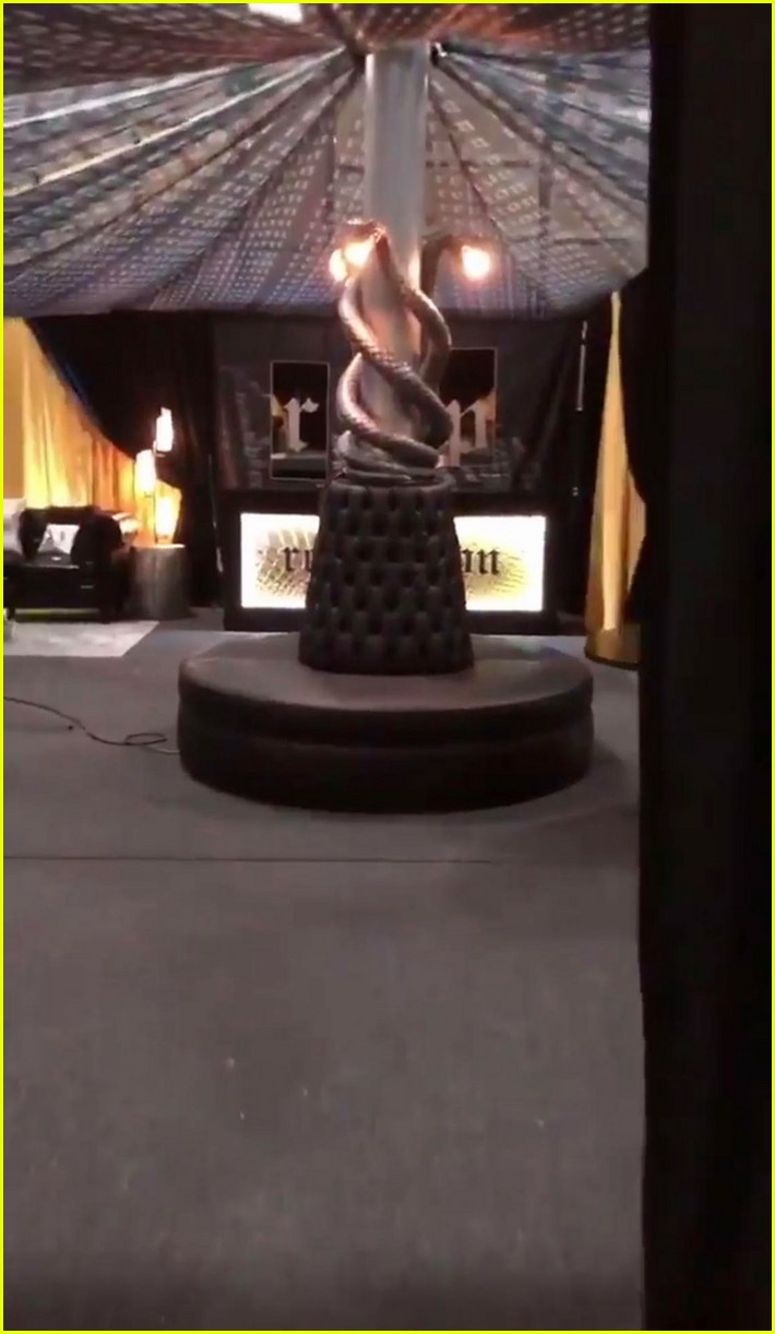 Taylor Swift Reveals 'Reputation Tour' Backstage Rep Room: Photo ...