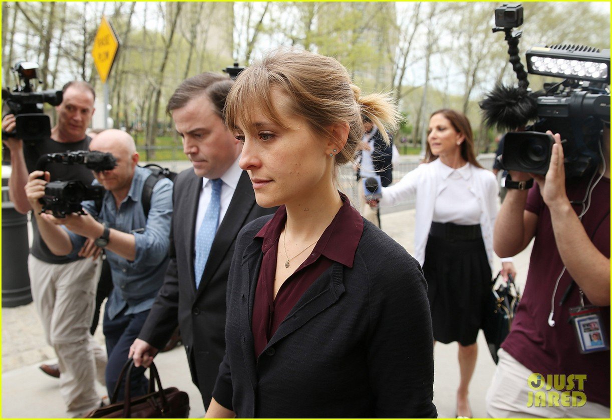 Allison Mack Appears in Court Alongside Alleged Cult Leader Keith ...