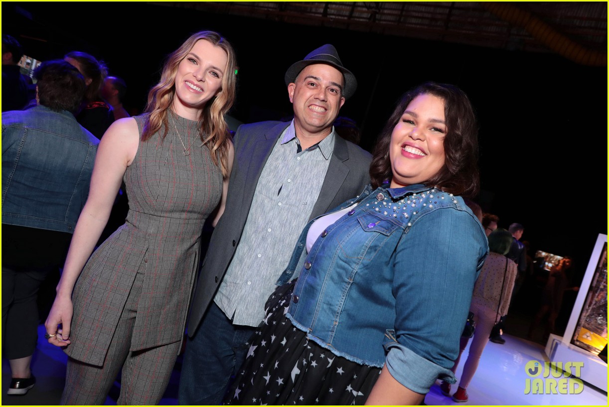 Alison Brie & 'GLOW' Costars Step Out to Promote Season 2!: Photo ...