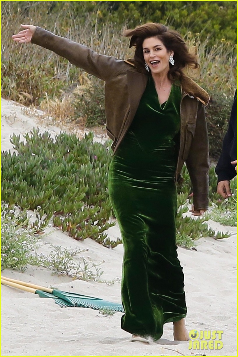Cindy Crawford Gets Glam During Beach Photo Shoot in Malibu!: Photo ...