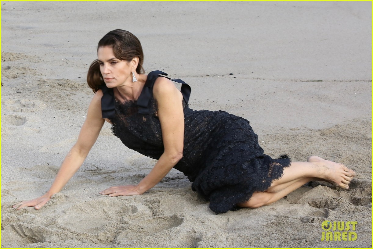 Cindy Crawford Gets Glam During Beach Photo Shoot in Malibu!: Photo ...