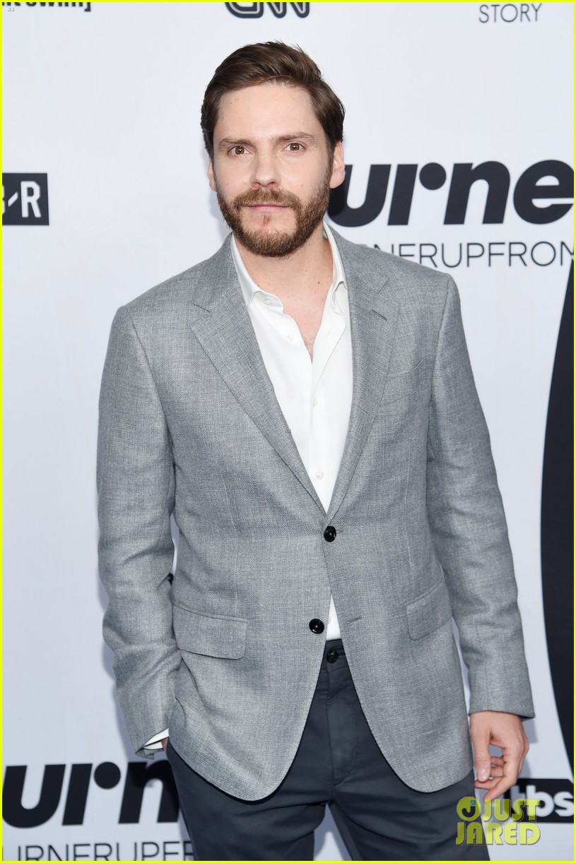 Dakota Fanning, Luke Evans & Daniel Bruhl Represent 'The Alienist' at ...