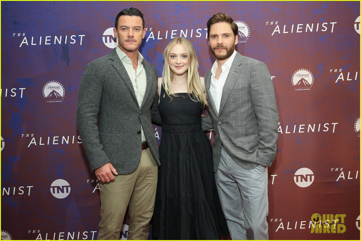 Luke Evans, Dakota Fanning, & Daniel Bruhl Promote 'The Alienist' in ...