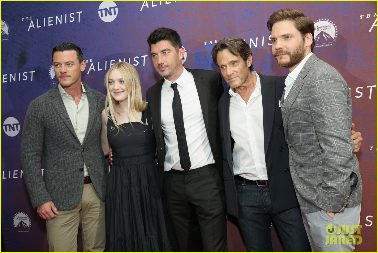 Luke Evans, Dakota Fanning, & Daniel Bruhl Promote 'The Alienist' in ...