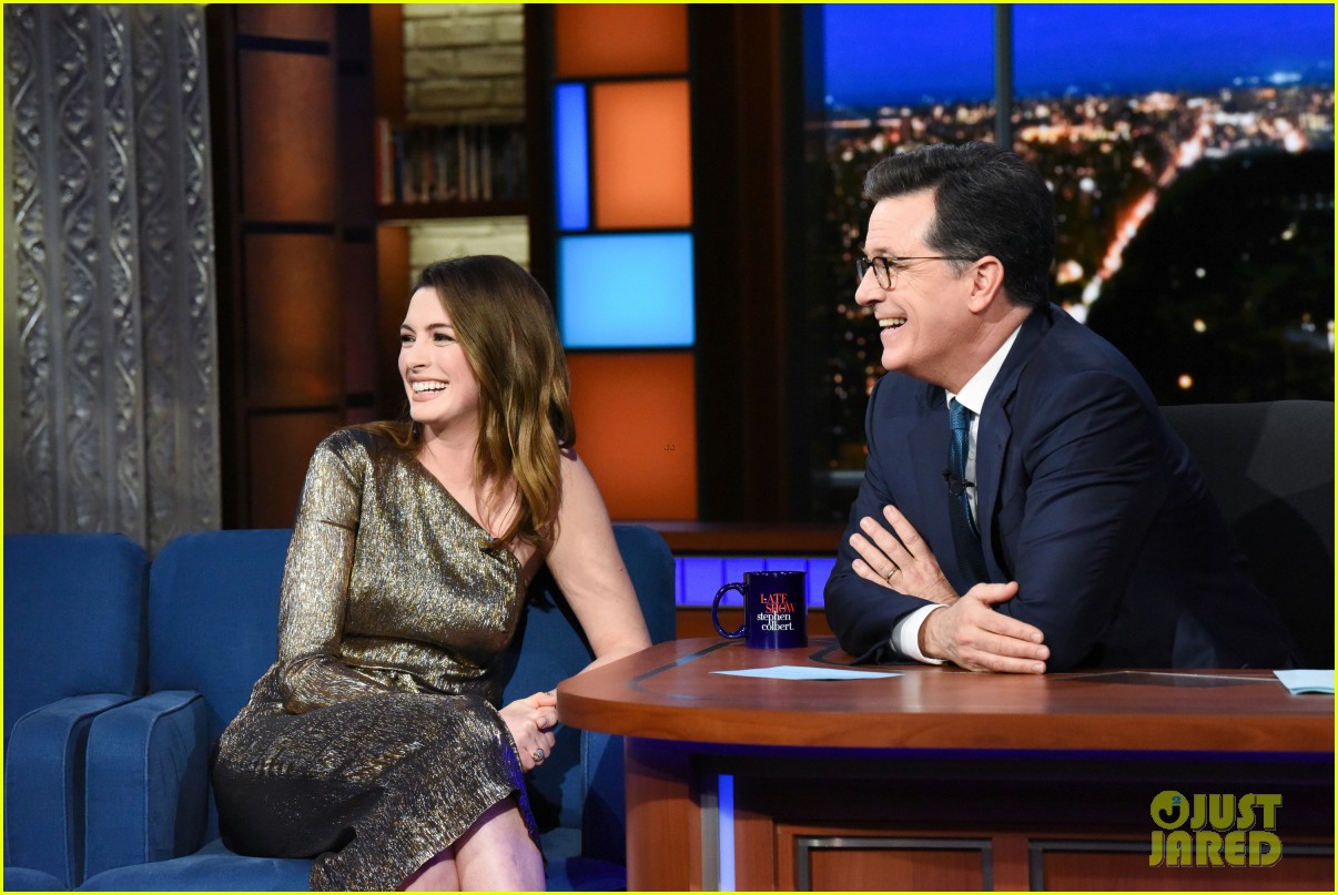 Anne Hathaway Explains Her 'Bad' First On-Screen Performance on 'Late ...