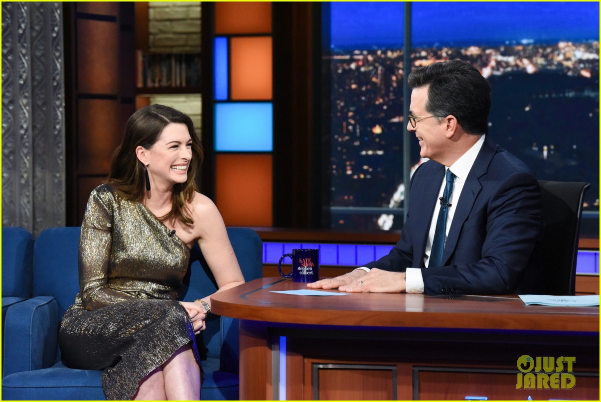 Anne Hathaway Explains Her 'Bad' First On-Screen Performance on 'Late ...