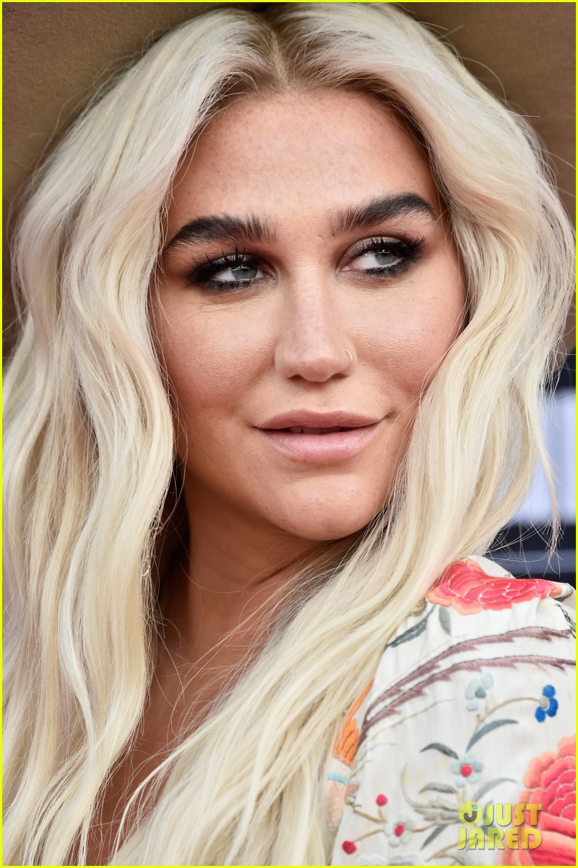 Kesha Wears Fringe Cape on BBMAs 2018 Red Carpet: Photo 4087306 | Kesha ...