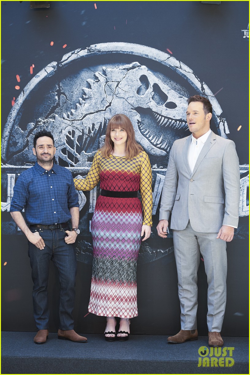 Chris Pratt & Bryce Dallas Howard Need Service Raptor on Their Flight ...