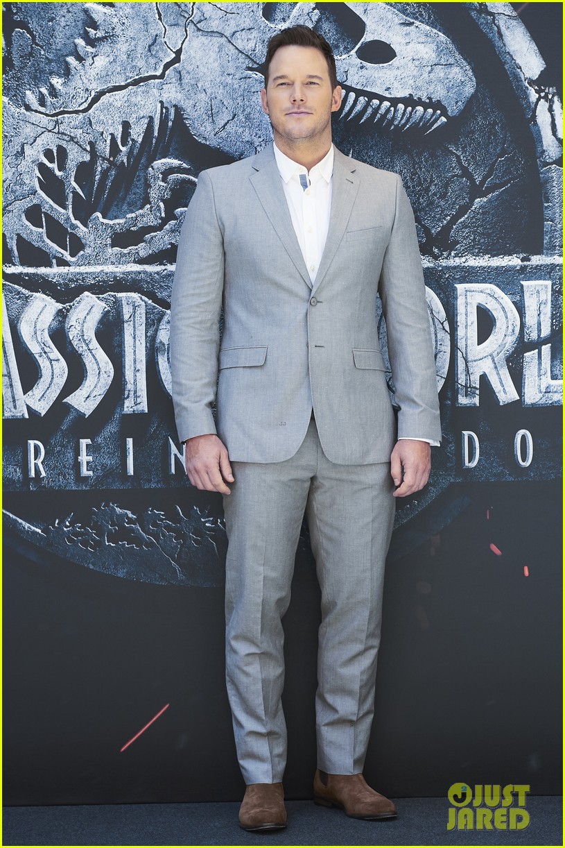 Chris Pratt & Bryce Dallas Howard Need Service Raptor on Their Flight ...