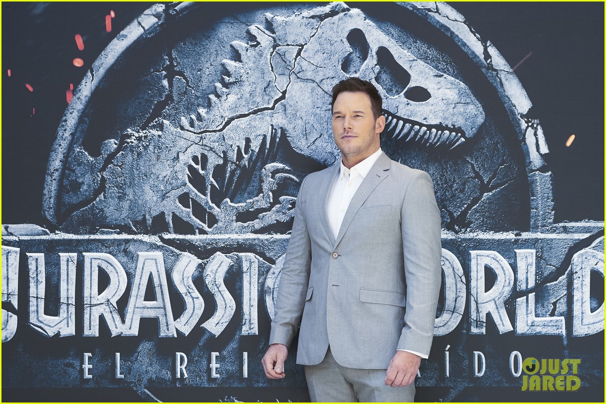 Chris Pratt & Bryce Dallas Howard Need Service Raptor on Their Flight ...