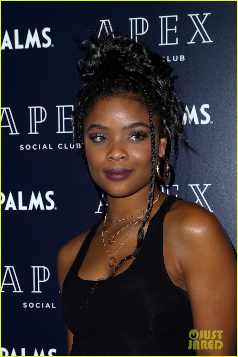 Emily Ratajkowski Enjoys a Night Out in Vegas at APEX Social Club ...