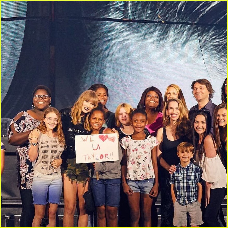 Taylor Swift Invites 2,000 Foster Kids & Families To Final 'Reputation ...