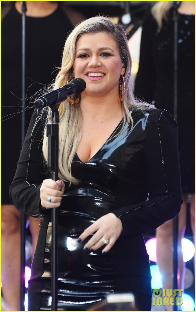 Kelly Clarkson Revisits Her First Single During 'Today' Concert!: Photo ...