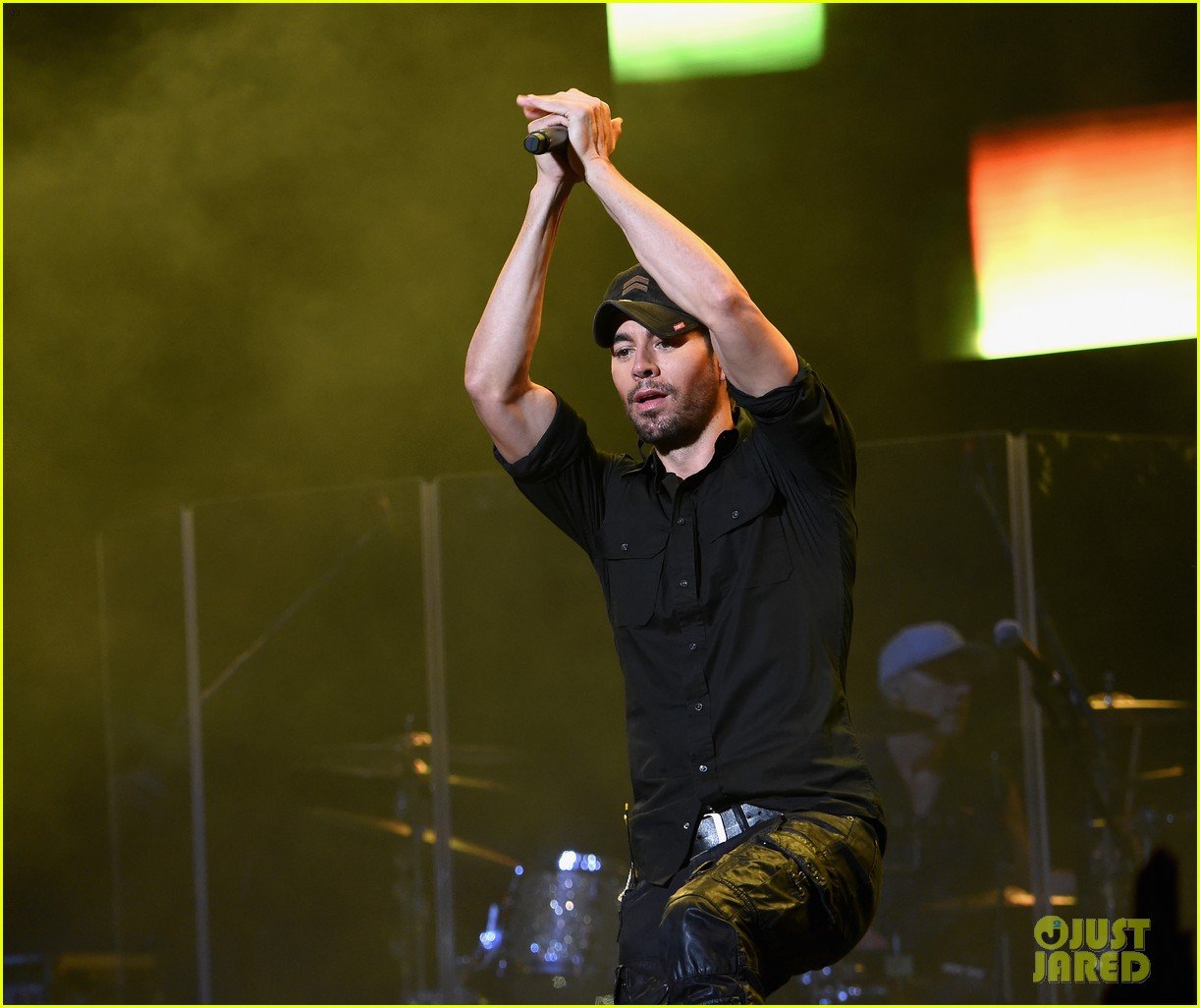Enrique Iglesias, Ne-Yo, & More Perform at KTUphoria Concert: Photo ...