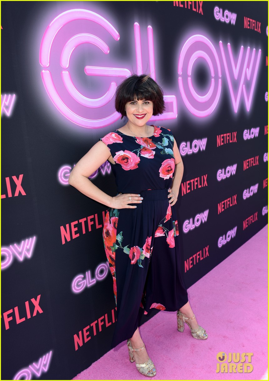 'Glow' Cast Celebrates Season 2 With 80's Takeover of Venice Beach ...