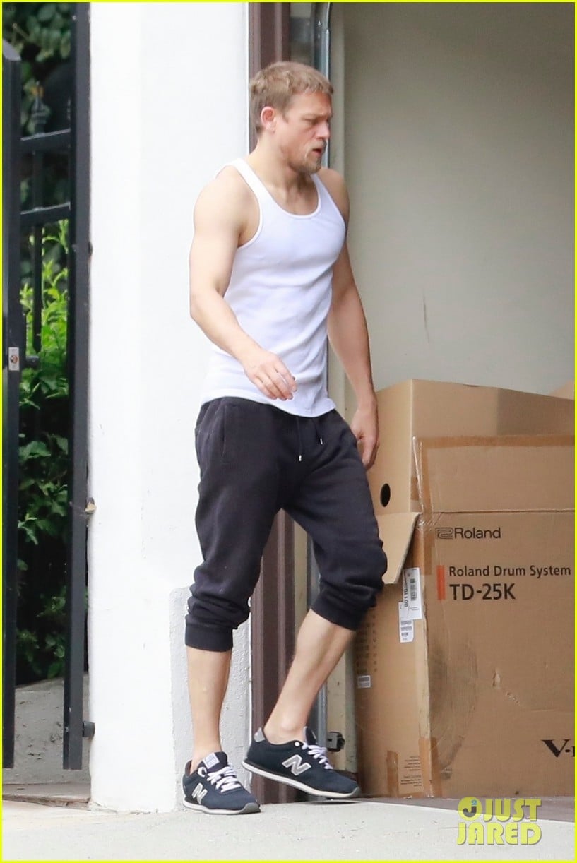 Charlie Hunnam Shows Off Toned Muscles in a Tank Top: Photo 4102786 ...