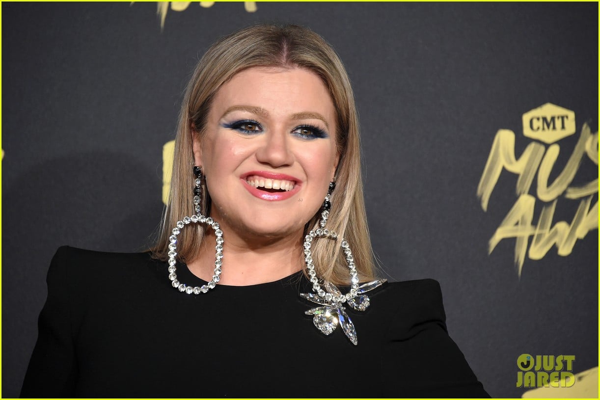Kelly Clarkson Performs 'American Woman' at CMT Awards 2018 - Watch Now ...