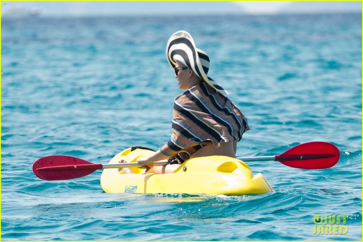 Katy Perry Hits the Beach in a Bikini in Spain!: Photo 4109286 | Bikini ...