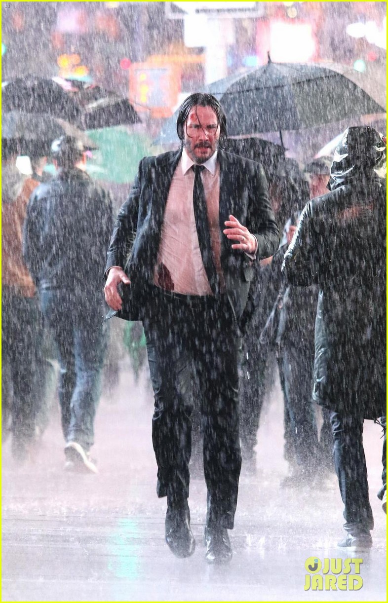 Keanu Reeves Runs Through Rainy Times Square for 'John Wick': Photo ...