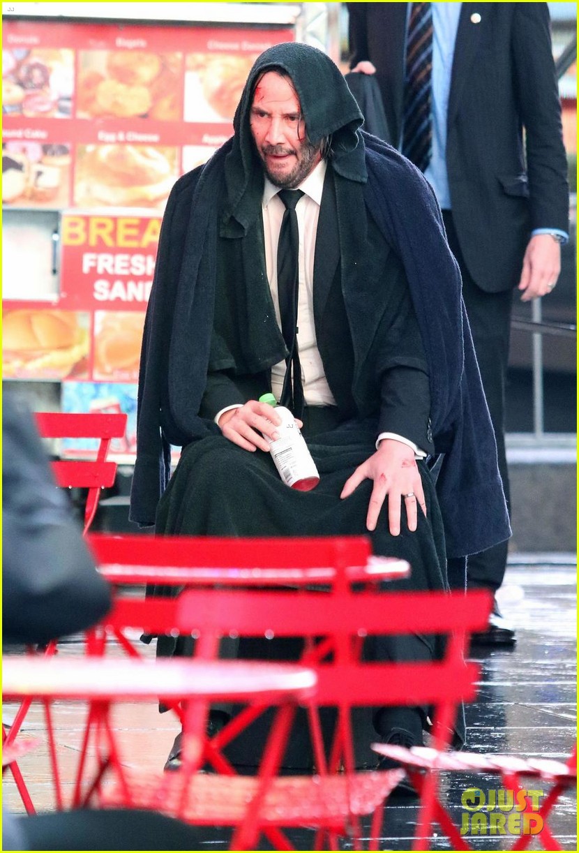 Keanu Reeves Runs Through Rainy Times Square for 'John Wick': Photo ...