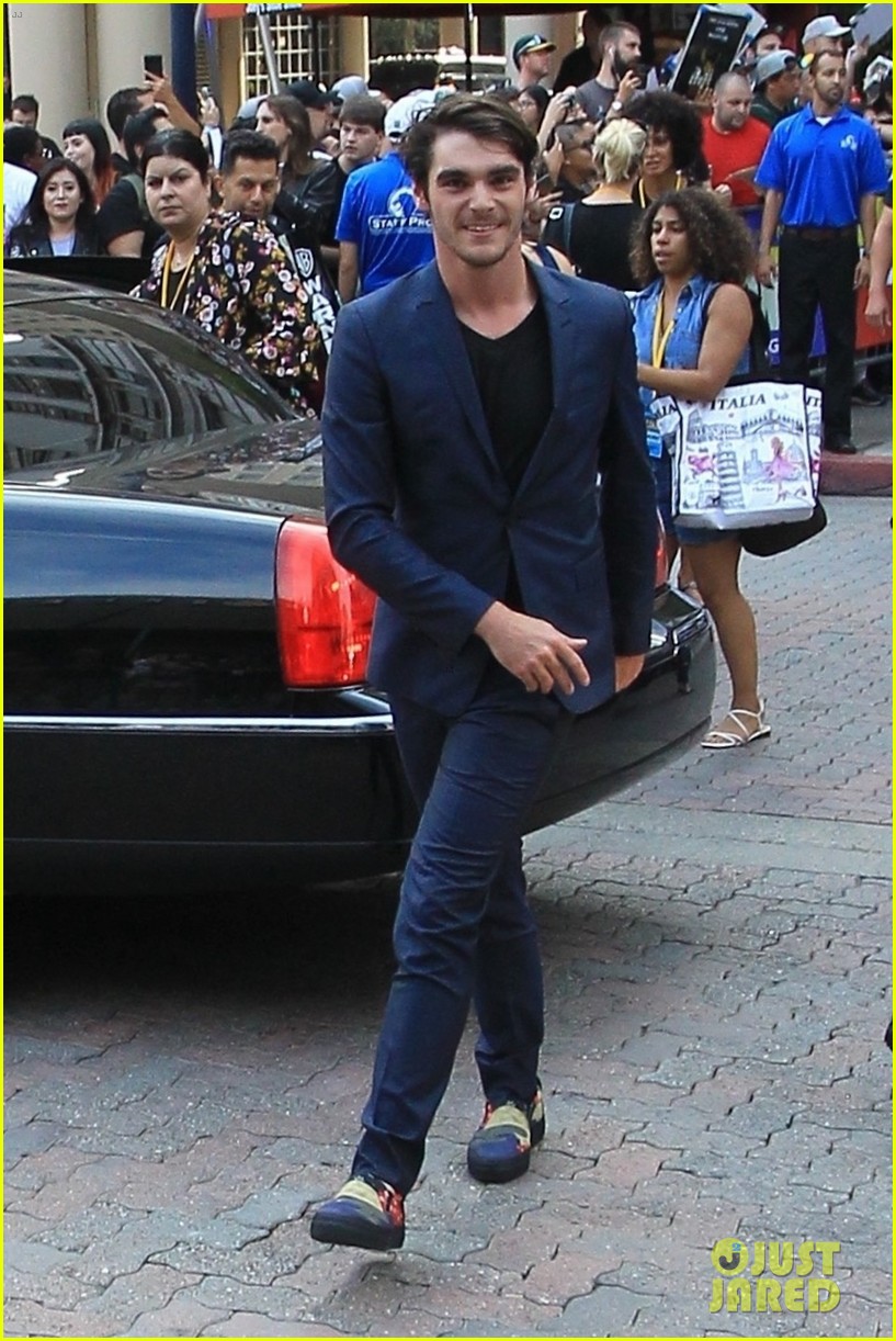 Aaron Paul, Bryan Cranston & More 'Breaking Bad' Stars Greet Fans at ...