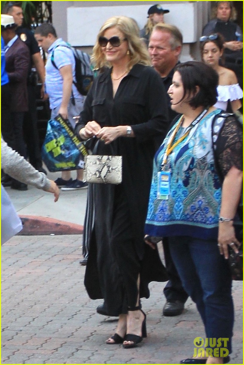 Aaron Paul, Bryan Cranston & More 'Breaking Bad' Stars Greet Fans at ...