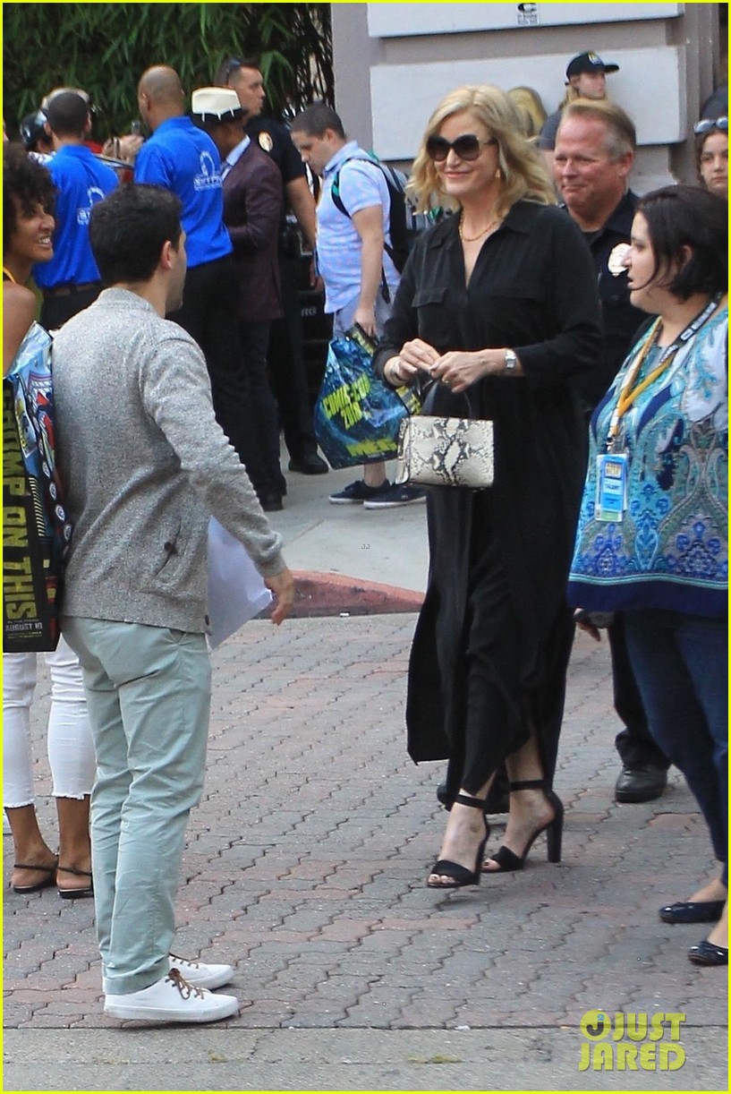 Aaron Paul, Bryan Cranston & More 'Breaking Bad' Stars Greet Fans at ...