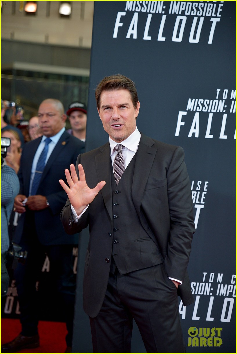 Tom Cruise Henry Cavill Suit Up For Mission Impossible Premiere In