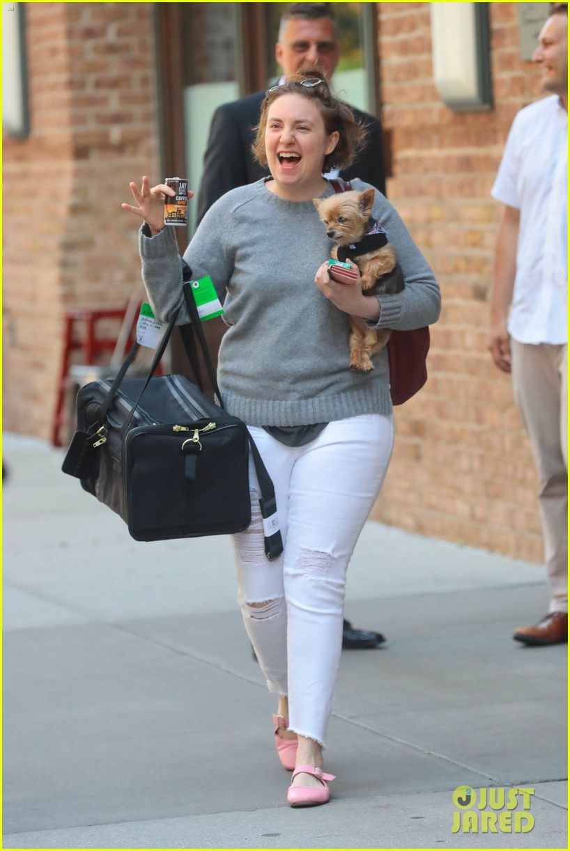 Lena Dunham Confused For Another Famous Celeb at the Airport: Photo ...
