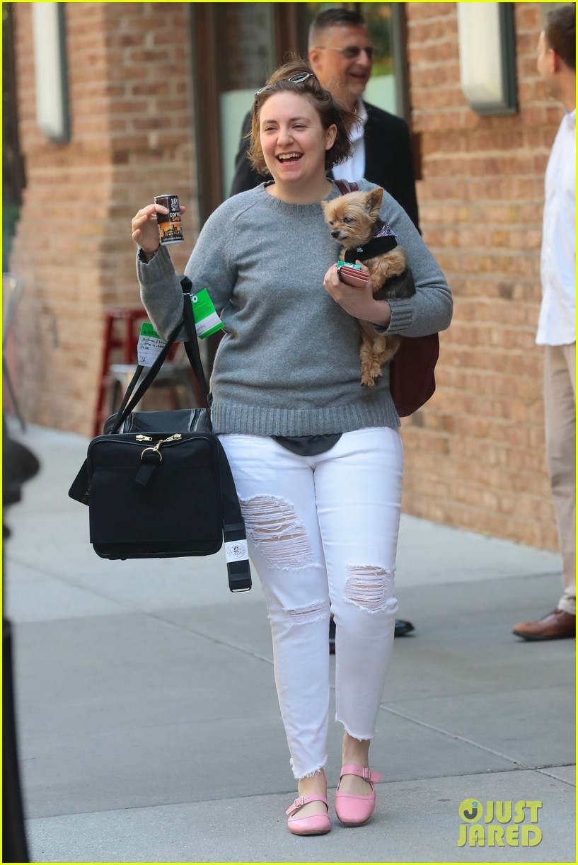 Lena Dunham Confused For Another Famous Celeb at the Airport: Photo ...