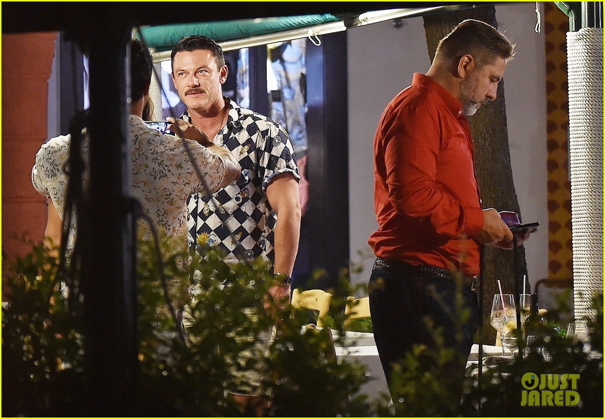 Luke Evans & Victor Turpin Eat Dinner with Friends in Italy: Photo ...