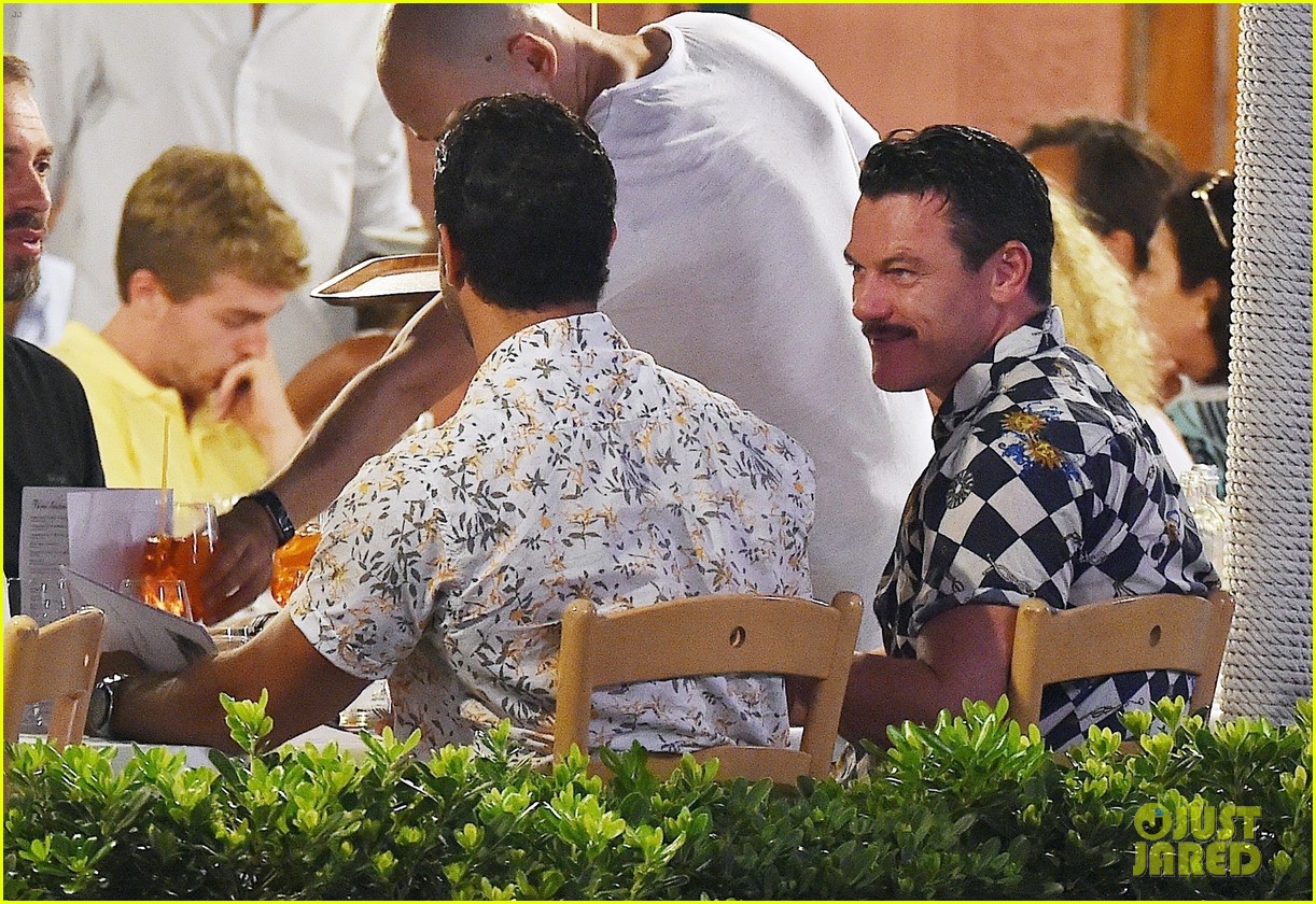Luke Evans & Victor Turpin Eat Dinner with Friends in Italy: Photo ...