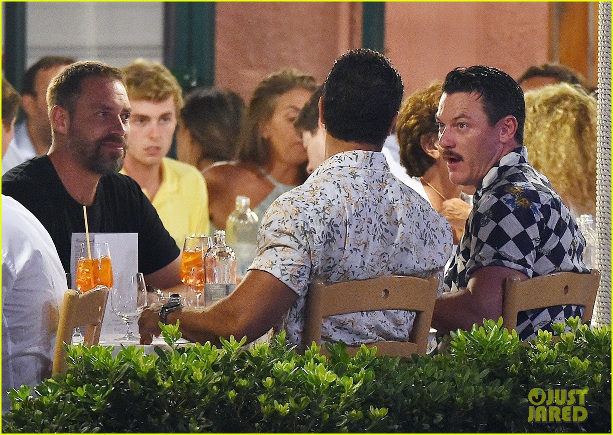 Luke Evans & Victor Turpin Eat Dinner with Friends in Italy: Photo ...
