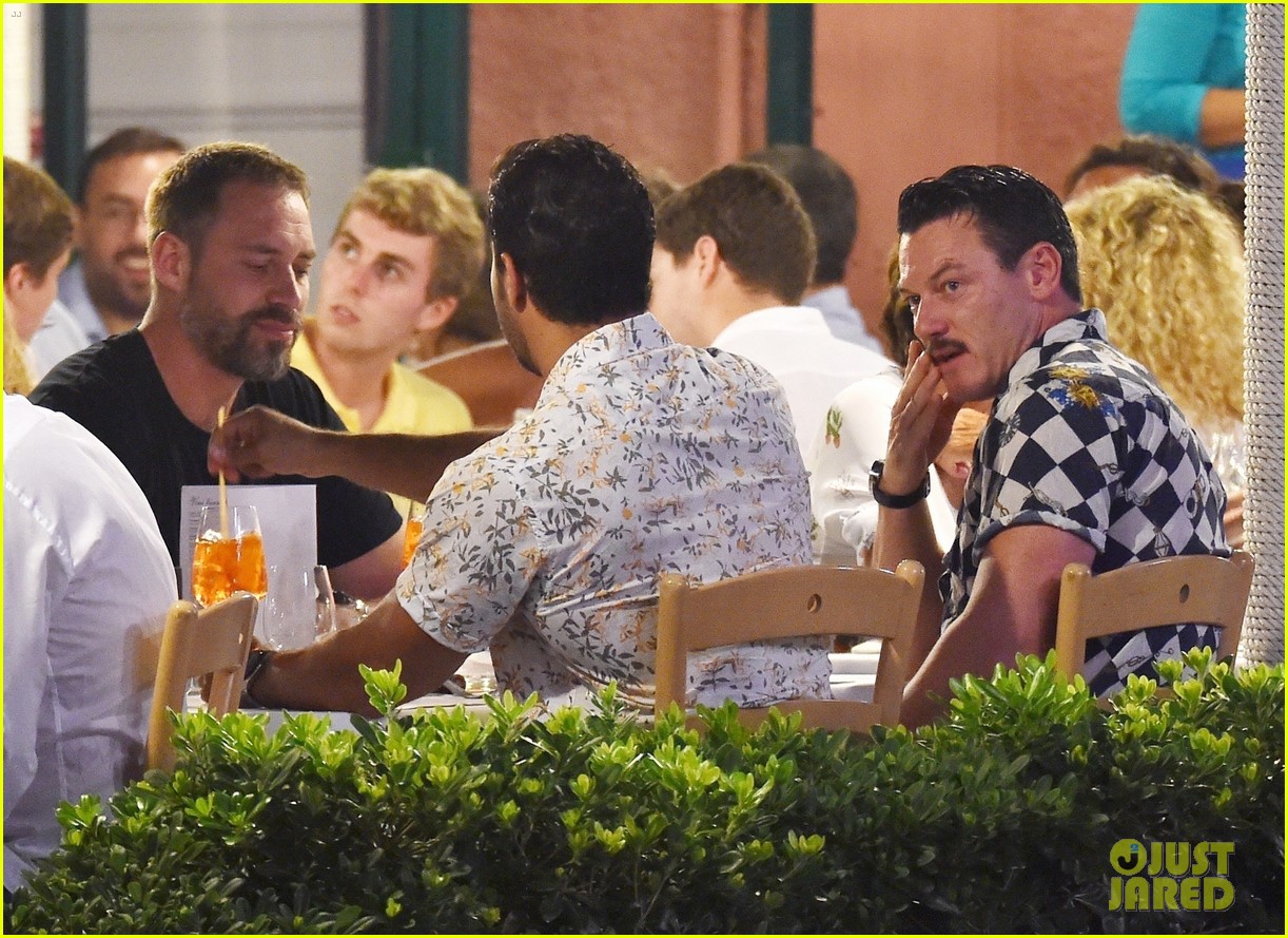 Luke Evans & Victor Turpin Eat Dinner with Friends in Italy: Photo ...