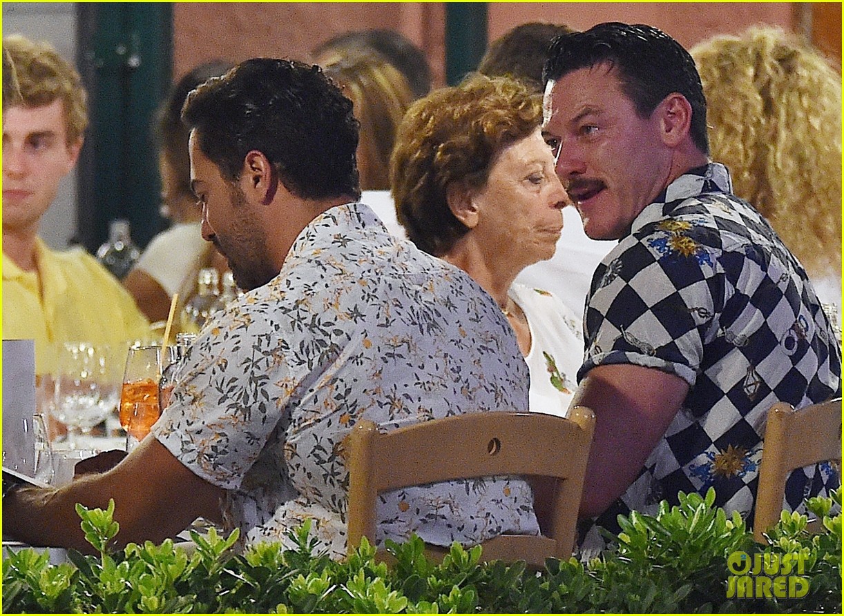 Luke Evans & Victor Turpin Eat Dinner with Friends in Italy: Photo ...