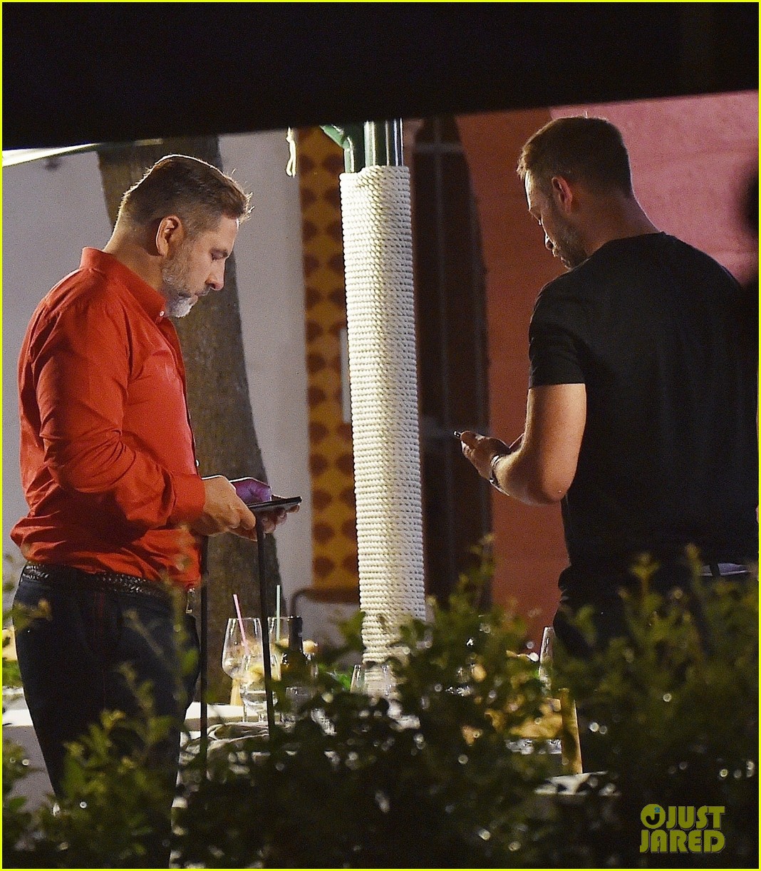 Luke Evans & Victor Turpin Eat Dinner with Friends in Italy: Photo ...