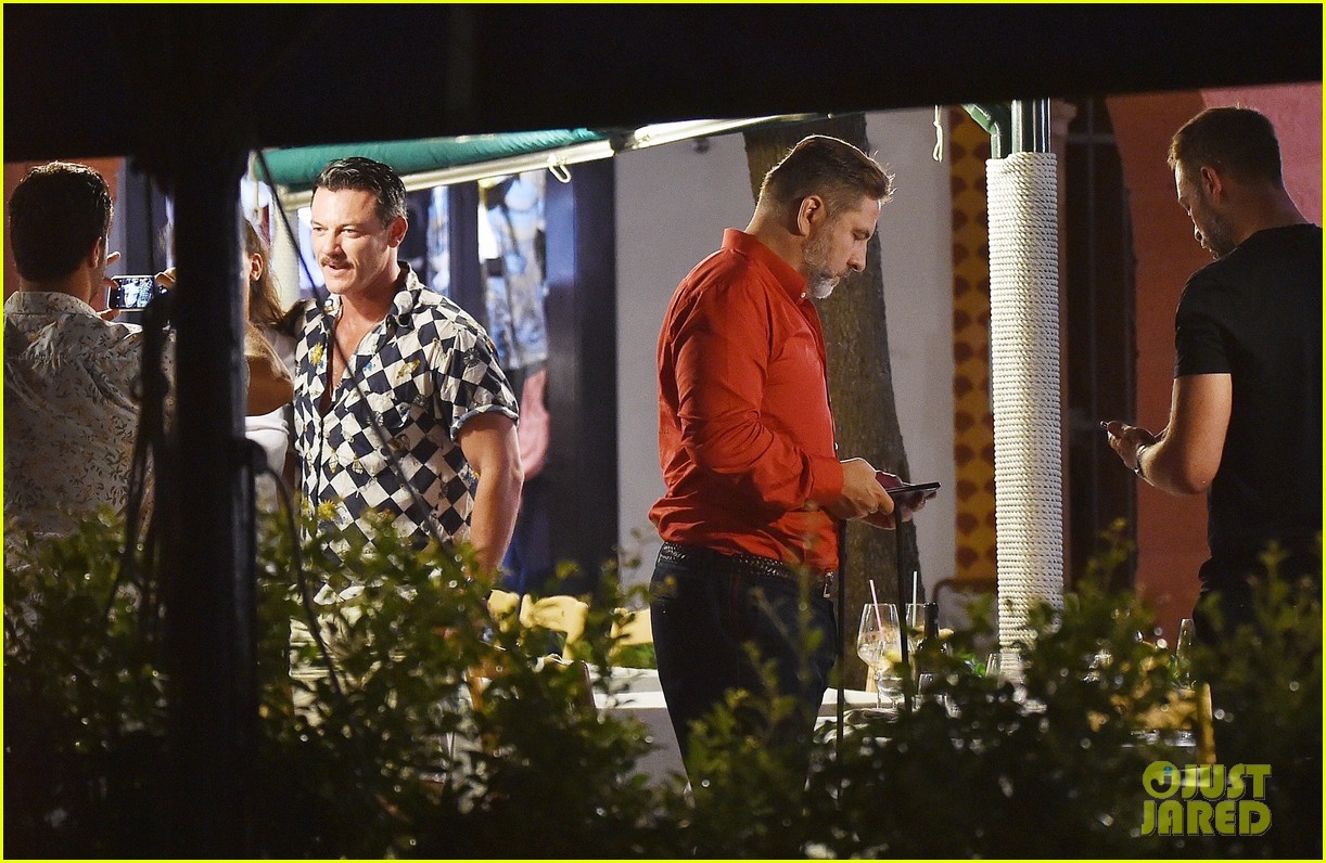 Luke Evans & Victor Turpin Eat Dinner with Friends in Italy: Photo ...