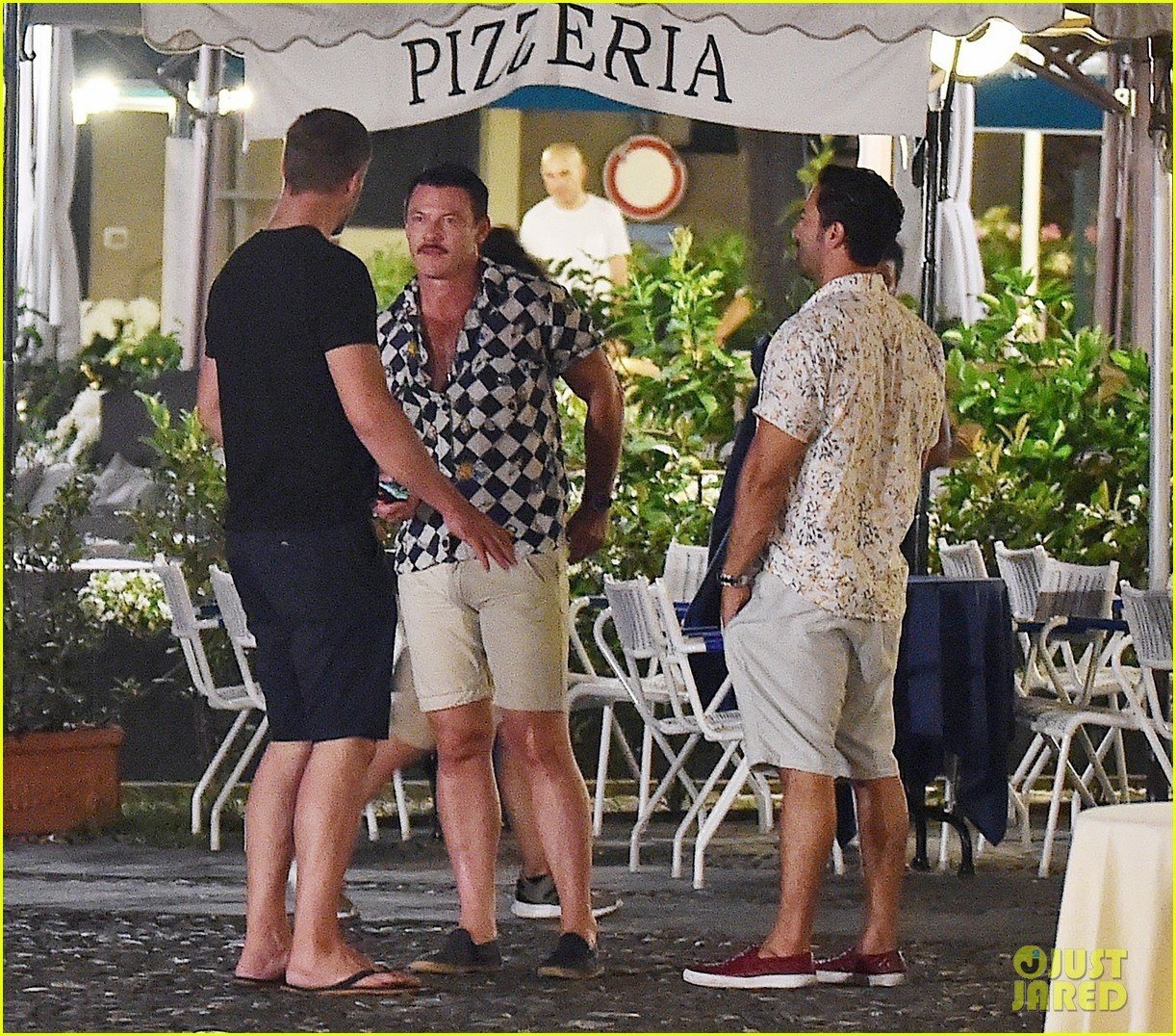Luke Evans & Victor Turpin Eat Dinner with Friends in Italy: Photo ...