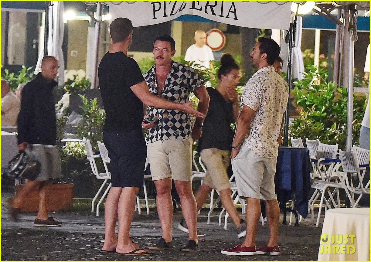 Luke Evans & Victor Turpin Eat Dinner with Friends in Italy: Photo ...