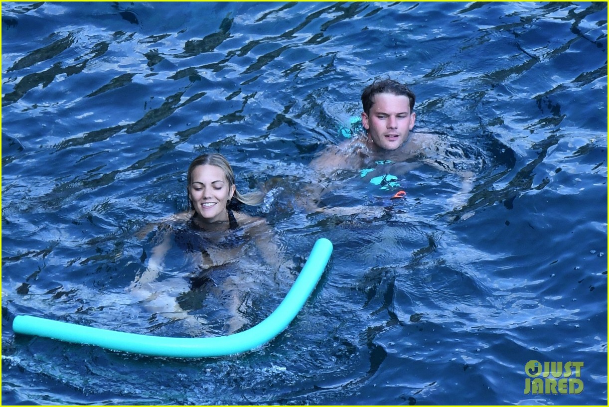 Shirtless Jeremy Irvine & Girlfriend Jodie Spencer Hit the Beach in ...