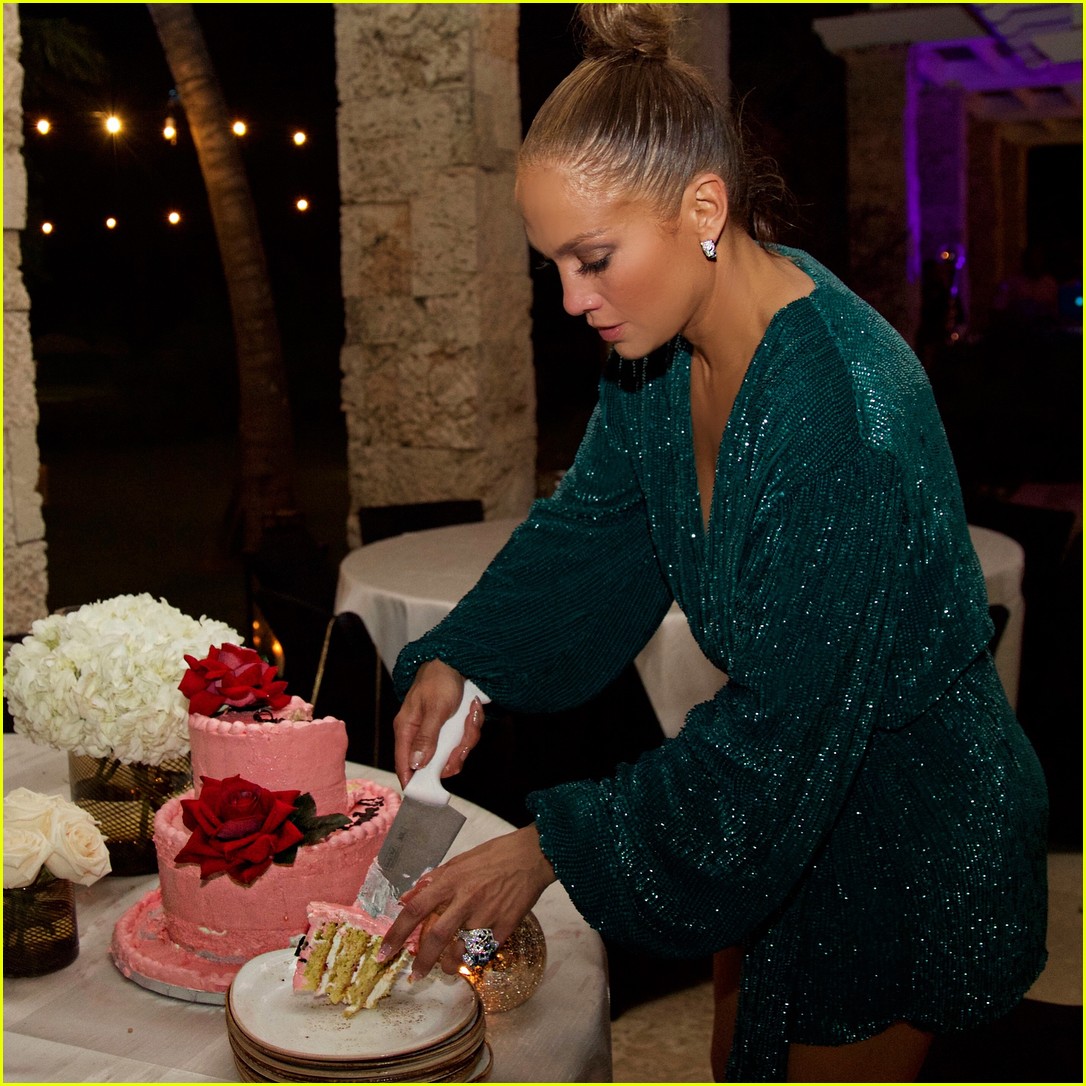 Jennifer Lopez Celebrates 49th Birthday With Boyfriend Alex Rodriguez ...